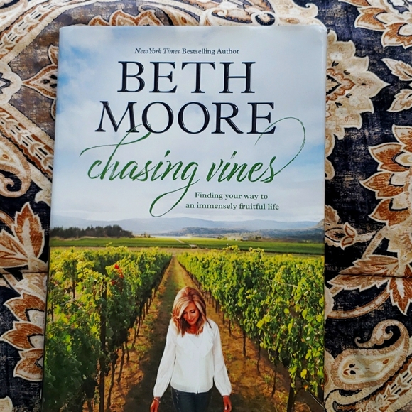 Tyndale | Other | 2 Nearly New Christian Sister Beth Moore Chasing ...